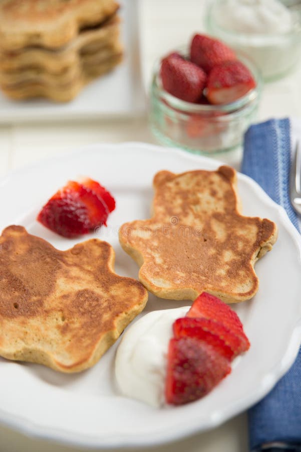 Crepes En La Forma De Un Oso Foto de archivo - Imagen de apetitoso ...