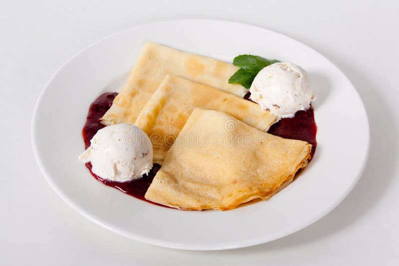 Postre - crepes con helado foto de archivo. Imagen de gastrónomo - 10749598