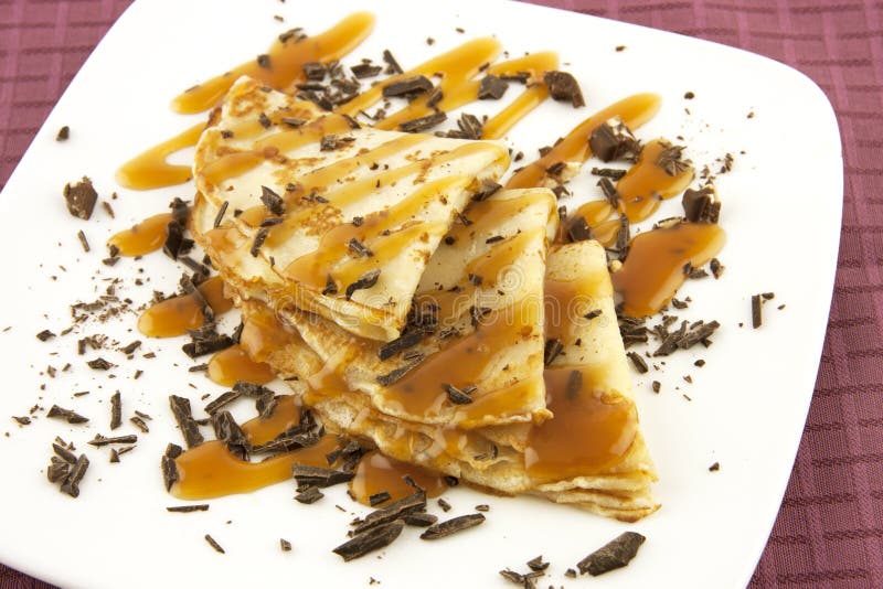Crepes Sabrosas Con La Salsa Del Caramelo Imagen de archivo - Imagen de ...