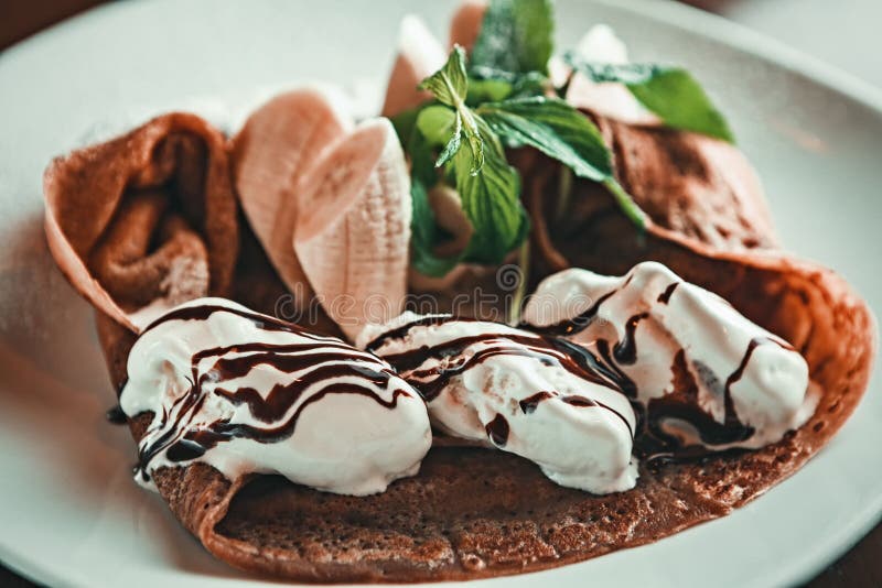 Crepes con helado foto de archivo. Imagen de chocolate - 17750358