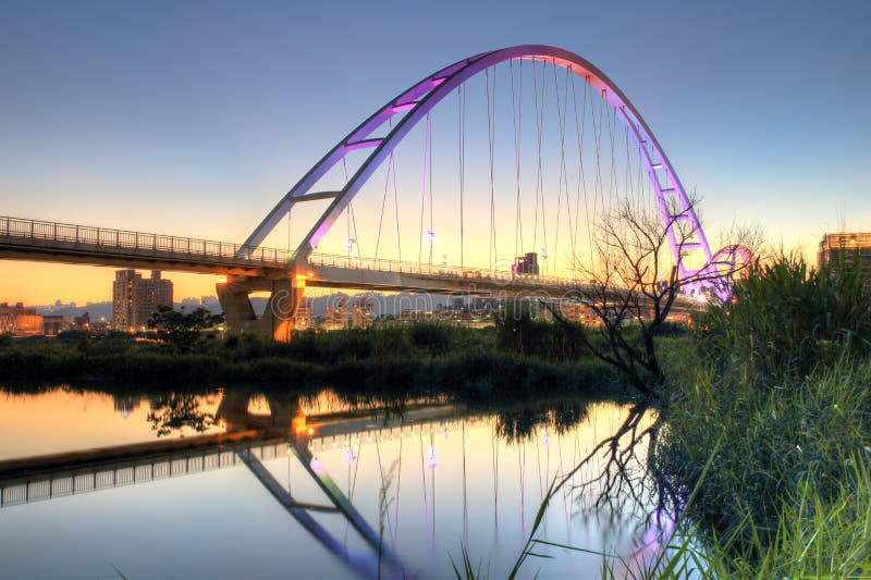 Crescent Moon Bridge imagen de archivo. Imagen de ocio - 109193367