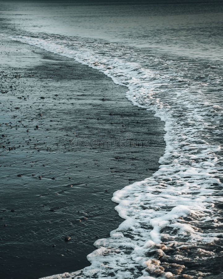 Crescent Wave in the Beach on a Gloomy Day Stock Image - Image of ...