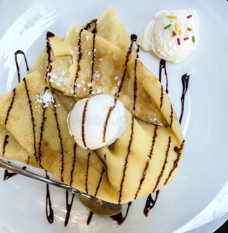 Crepe con helado imagen de archivo. Imagen de alimento - 127228247