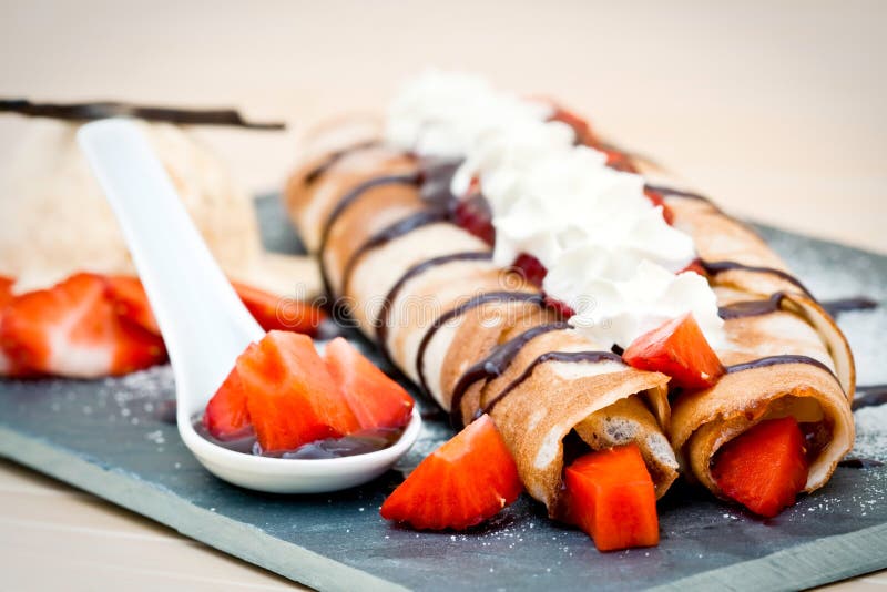 Crespones foto de archivo. Imagen de rebanada, postre - 16049002