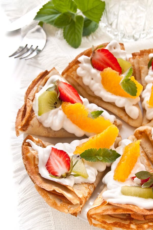 Crespones Con Crema Y Fruta Suaves Foto de archivo - Imagen de foco ...