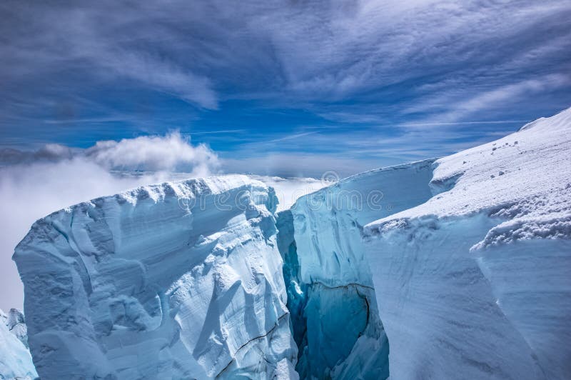Crevasse de montagne image stock. Image du montagne, congélation - 69837665