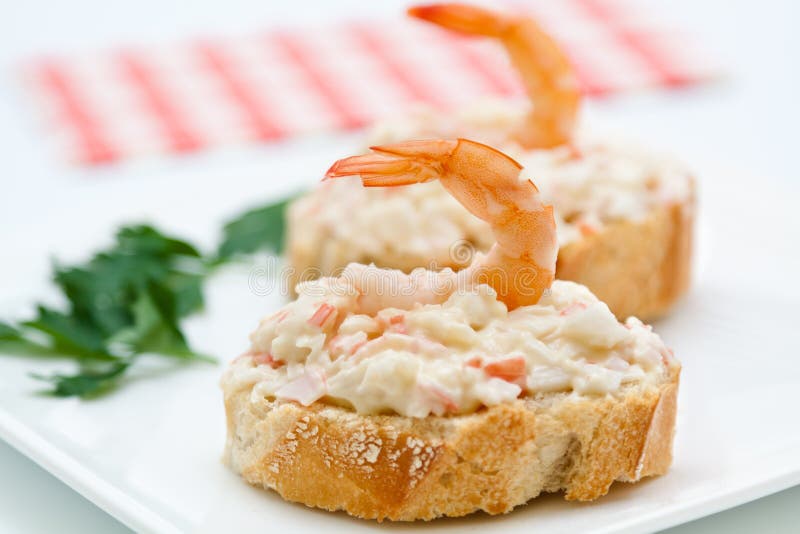 Crevette De Cache Avec Le Tapa De Crabe Et De Mayonnaise Image stock ...