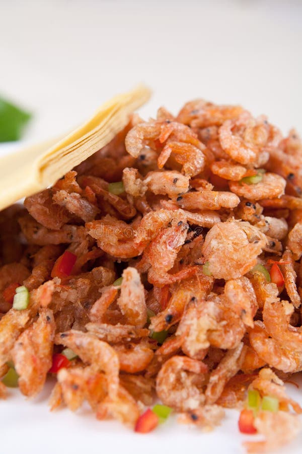 Crevette Frite Avec Le Poivre Et L'ail Image stock - Image du crevette ...