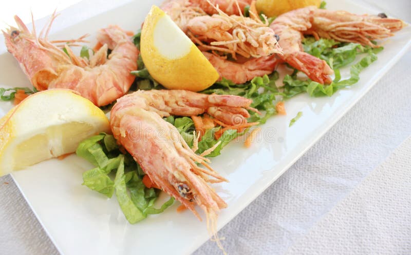 Crevette Frite Avec De La Salade Image stock - Image du salade, frite ...