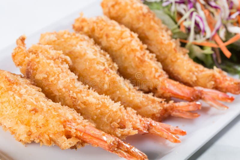 Crevettes Frites Avec Salade Image stock - Image du délicieux, seafood ...