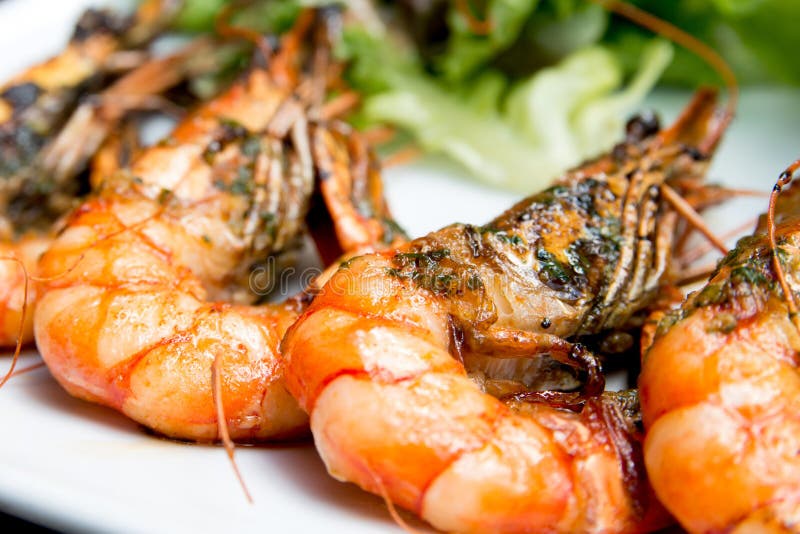 Crevette frite délicieuse photo stock. Image du laitue - 26398070