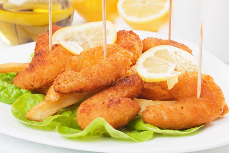 Crevette panée image stock. Image du horizontal, doigt - 32870645