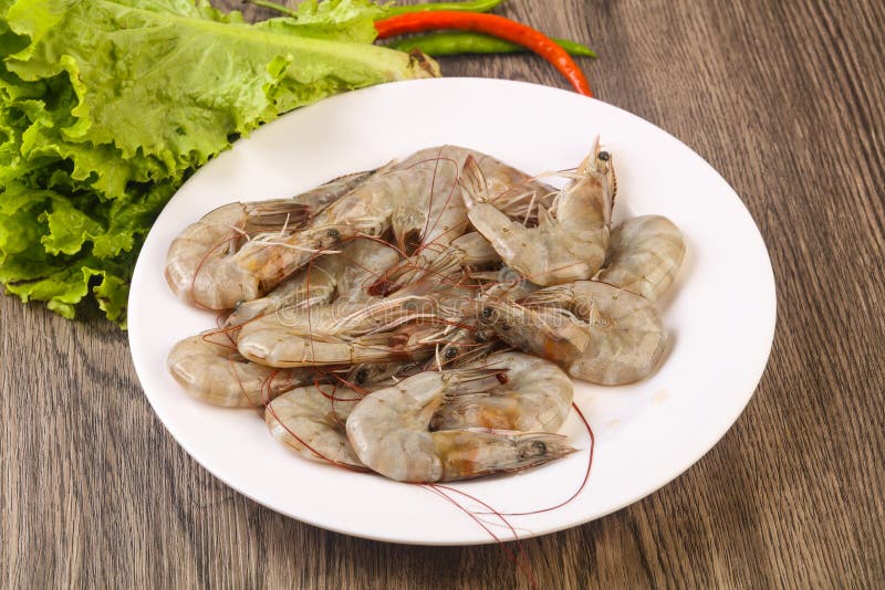 Crevette rose crue de roi image stock. Image du enlevé - 111871895