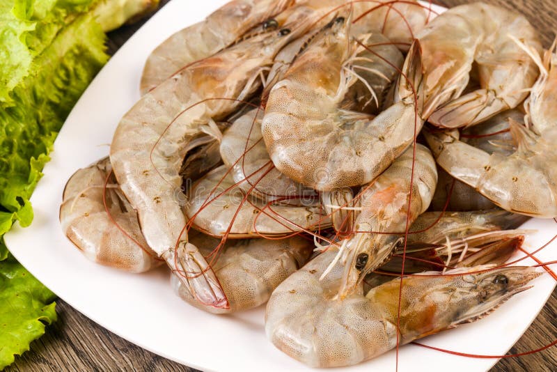 Crevette rose crue de roi image stock. Image du congelé - 112268135