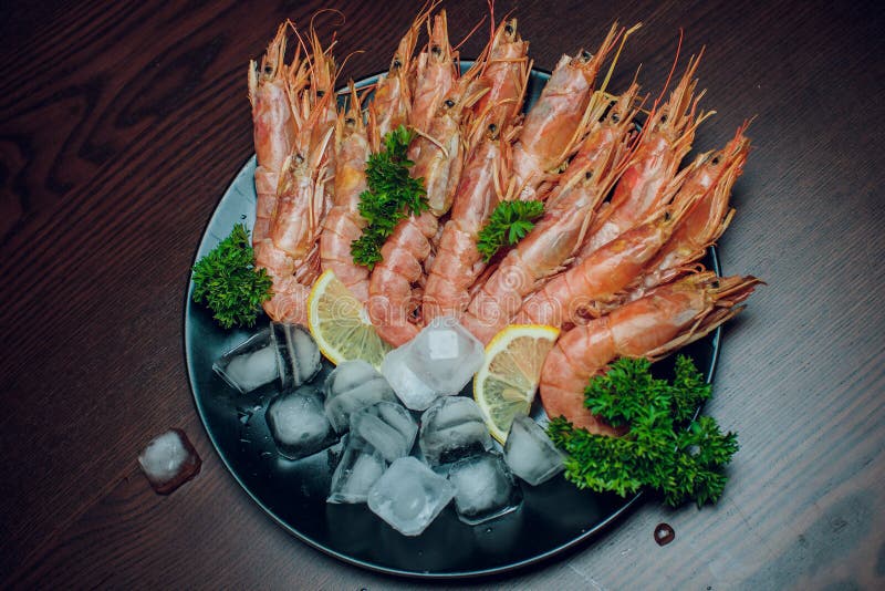 Crevette rouge sur a photo stock. Image du seafood, gourmet - 104962506