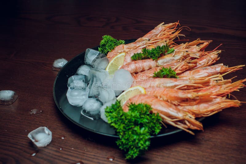 Crevettes rouges sur un image stock. Image du gourmet - 104962747