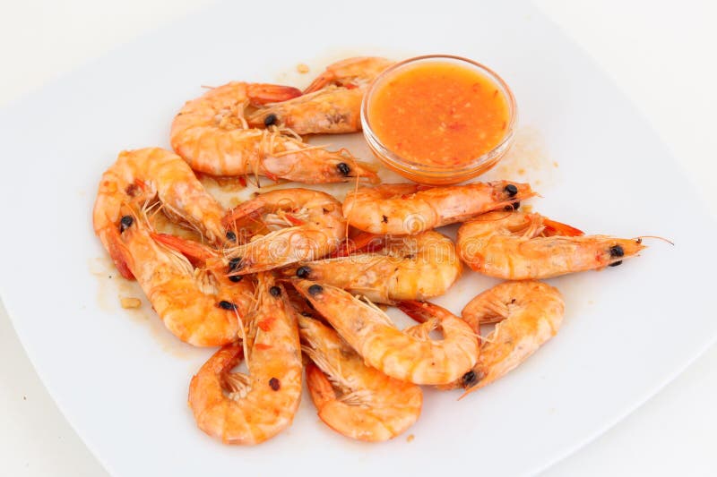 Plateau Frais De Crevette Avec De La Sauce Rouge Photo stock - Image du ...