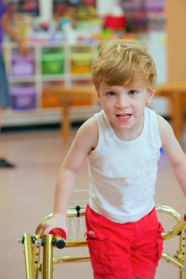 Criança deficiente foto de stock. Imagem de menino, condutor - 37628828