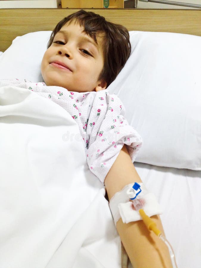 Criança Doente Na Cama De Hospital Imagem de Stock - Imagem de junto ...