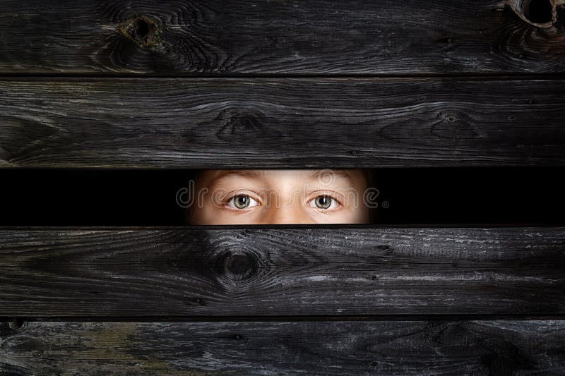 Menino (7-9) Com As Mãos Que Cobrem Os Olhos Que Jogam O Esconde ...