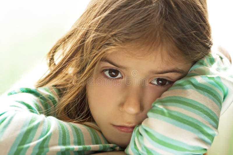 Retrato da criança triste imagem de stock. Imagem de desespero - 35122917