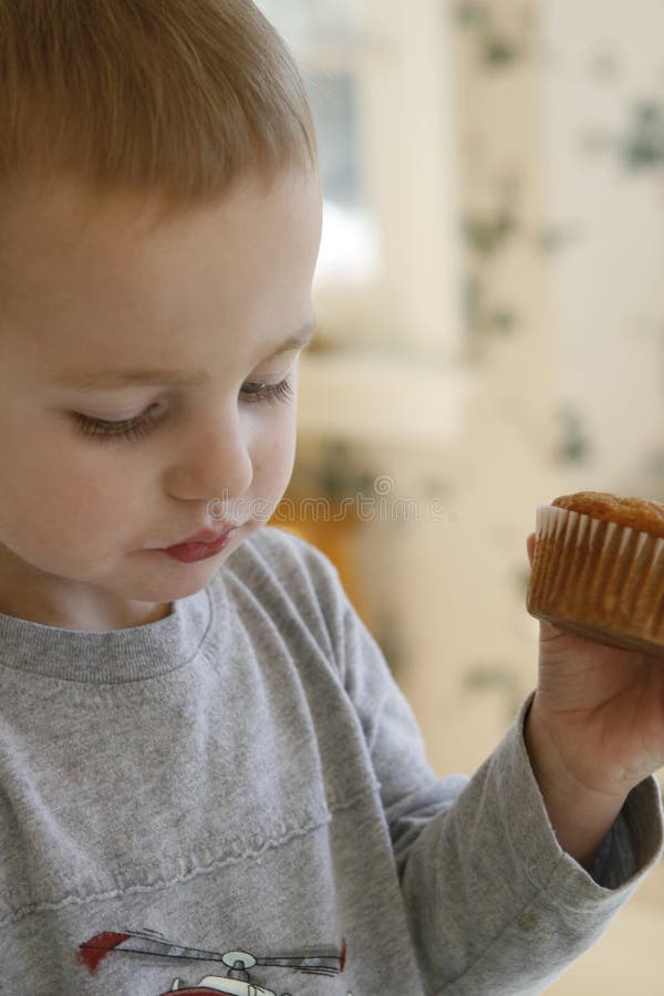 Criança Que Prende Um Queque Foto de Stock - Imagem de cozido ...
