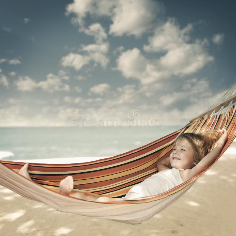 Criança Que Relaxa Em Uma Rede Foto de Stock - Imagem de relaxe ...