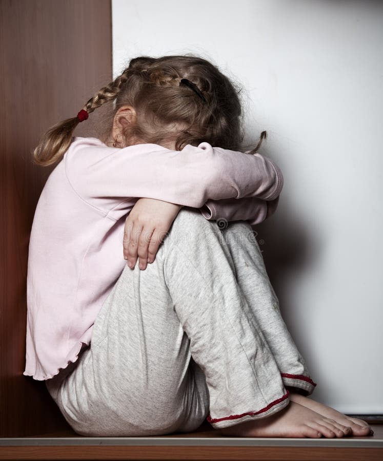 Criança triste foto de stock. Imagem de pouco, pequeno - 22744022