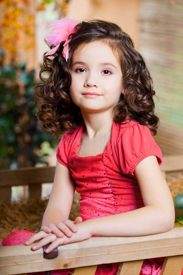 Criança, Uma Menina Bonita Pequena Imagem de Stock - Imagem de cabelo ...