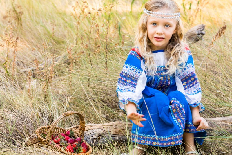 Menina De Sorriso Bonita Do Russo No Traje Popular Foto de Stock ...