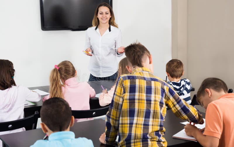 imagens de stock Crianças Pequenas Com O Professor Na Sala De Aula ...