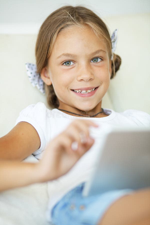Criança Que Joga No Pc Da Tabuleta Imagem De Stock Imagem De Velho