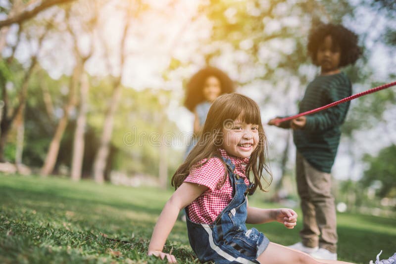 Crianas Que Jogam Fora Com Amigos Jogo De Crianas Pequenas No Parque