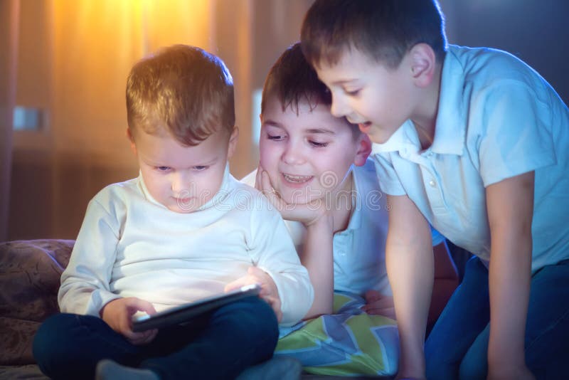 Crianças Que Jogam Jogos No Pc Da Tabuleta Três Rapazes Pequenos Com