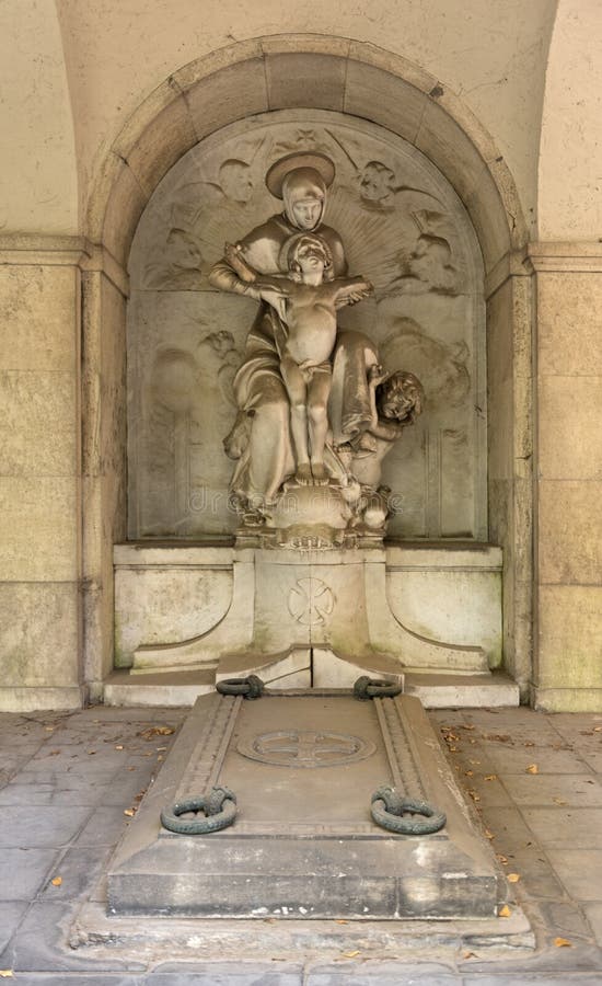 Bóveda Subterránea De Cripta Familiar En El Pequeño Cementerio De La ...