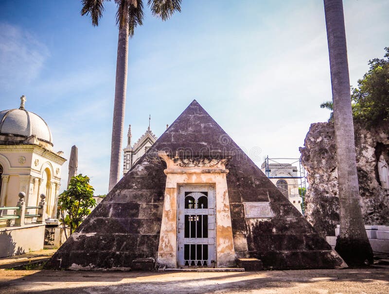 Cripta Muy Especial En Un Cementerio En La Habana Foto de archivo ...