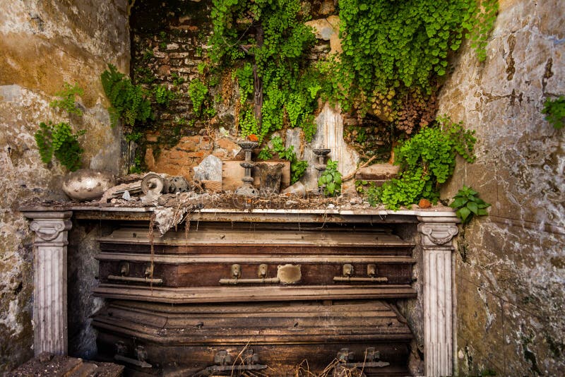 Cripta Veche Din Cimitir Cu Morminte. Fundal Stock Image - Imagine din ...