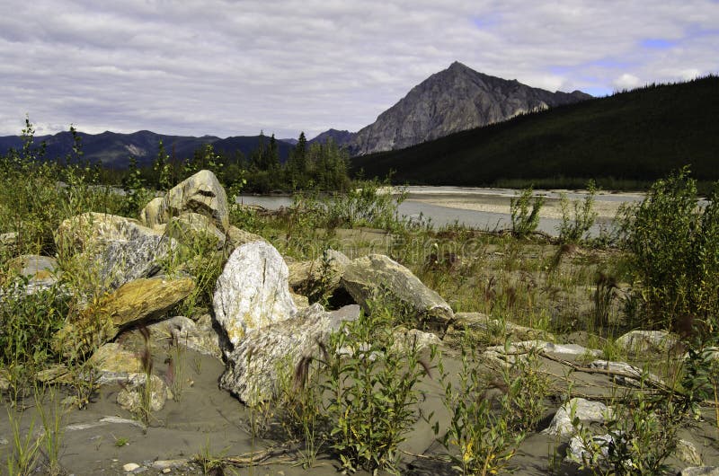 Chemin Rocailleux De Montagne Photo stock - Image du rouge, horizontal ...