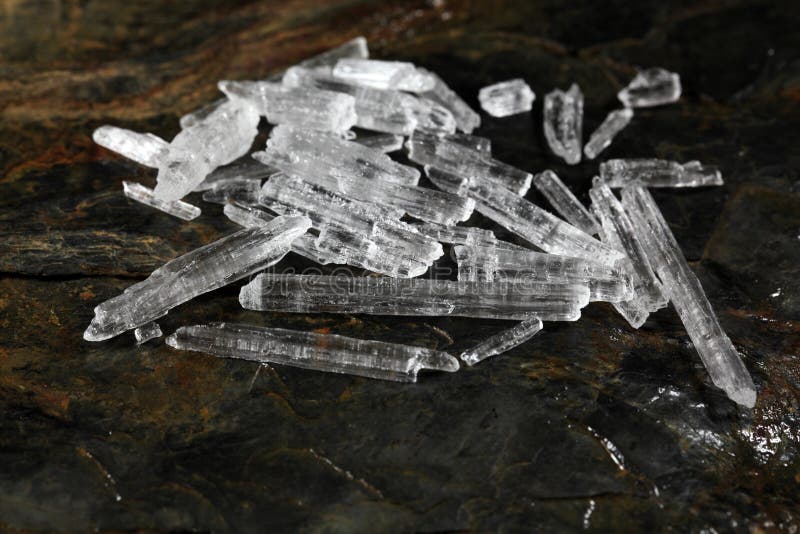 Cristais De Mentol E Folhas De Menta Em Argamassa Sobre Fundo Cinzento ...