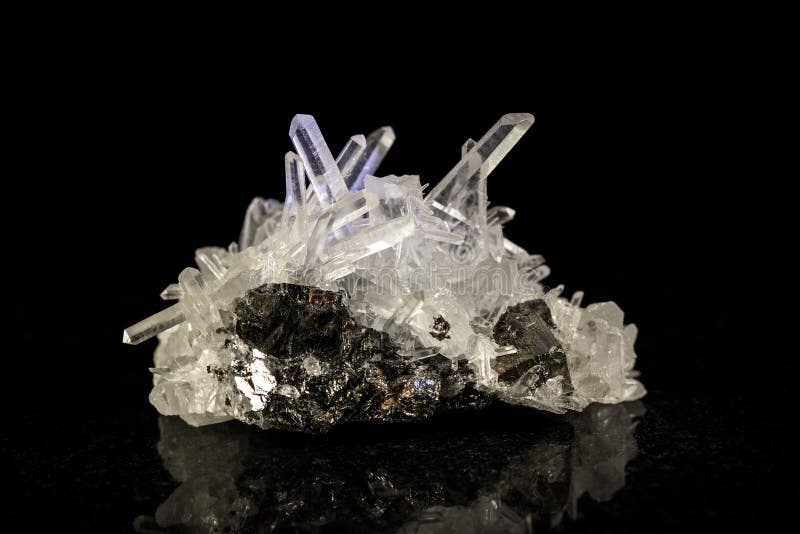 Cristal De Quartz Devant Le Noir Photo stock - Image du nature, cristal ...