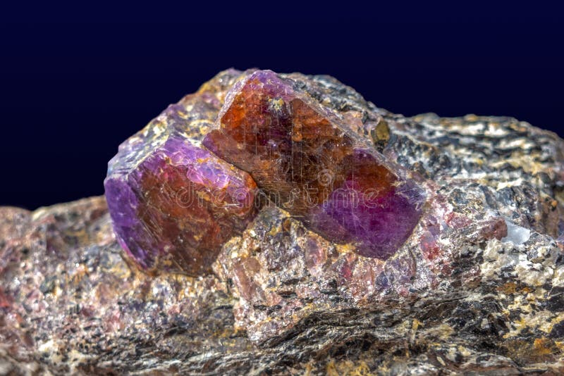 Cristal De Rubis De Gema Natural Massa Bruta E Sem Corte Em Rubi ...