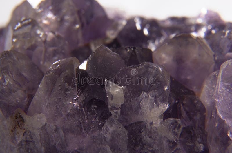 Cristal violet photo stock. Image du quartz, isolement - 35823502