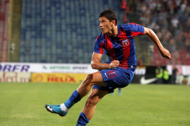 Cristian tanase 编辑类图片. 图片 包括有 德比, 作用, 球员, 体育场, 体育运动, 进入 - 15576690