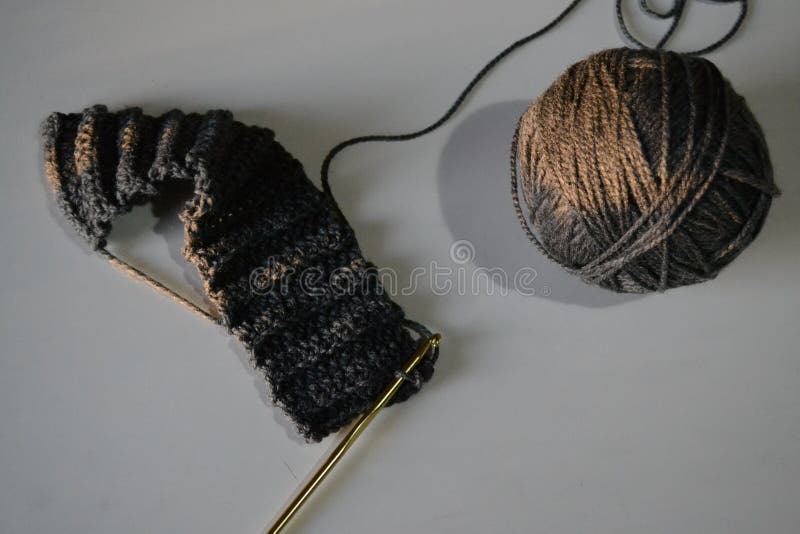 Crochet Et Une Boule De Laine Photo stock - Image du perle, textile ...
