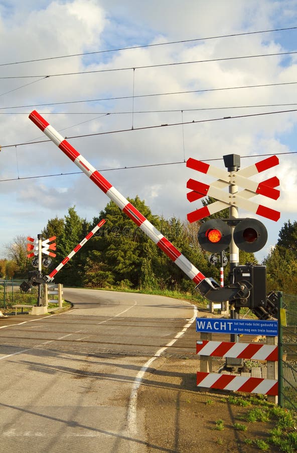 Croisement De Chemin De Fer Sur Une Route D'enroulement Image stock ...
