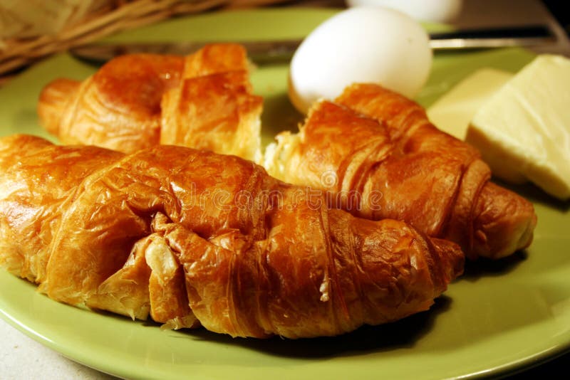 Croissant Avec Du Lait Et Des Oeufs Photo stock - Image du pain ...