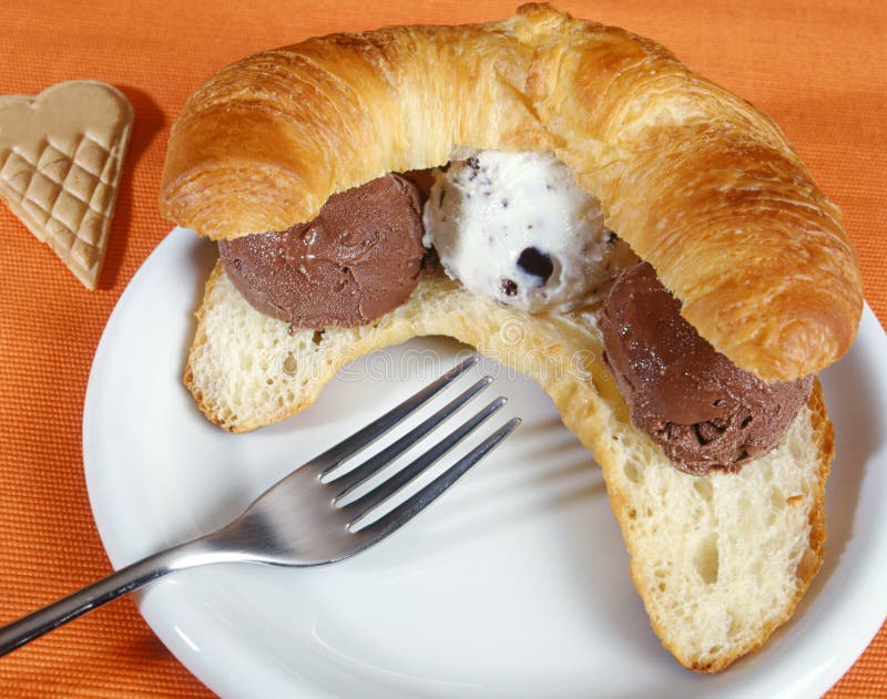 Croissant Avec Le Gelato Italien Photo stock - Image du crème ...