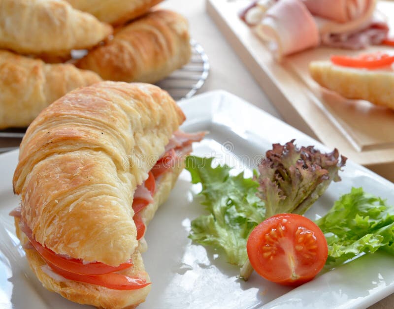 Croissant Salgado E Lado Da Alface E Do Tomate Imagem de Stock - Imagem ...