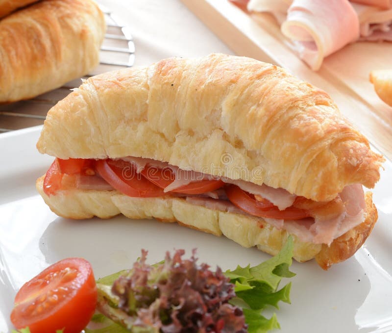 Croissant Salgado E Lado Da Alface E Do Tomate Imagem de Stock - Imagem ...