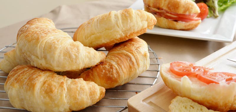 Croissant Salgado E Lado Da Alface E Do Tomate Imagem de Stock - Imagem ...